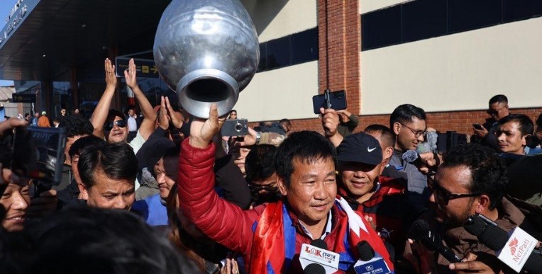 » रित्तो गाग्री लिएर धरानका मेयर हर्क साम्पाङ आए प्रधानमन्त्री भेट्न